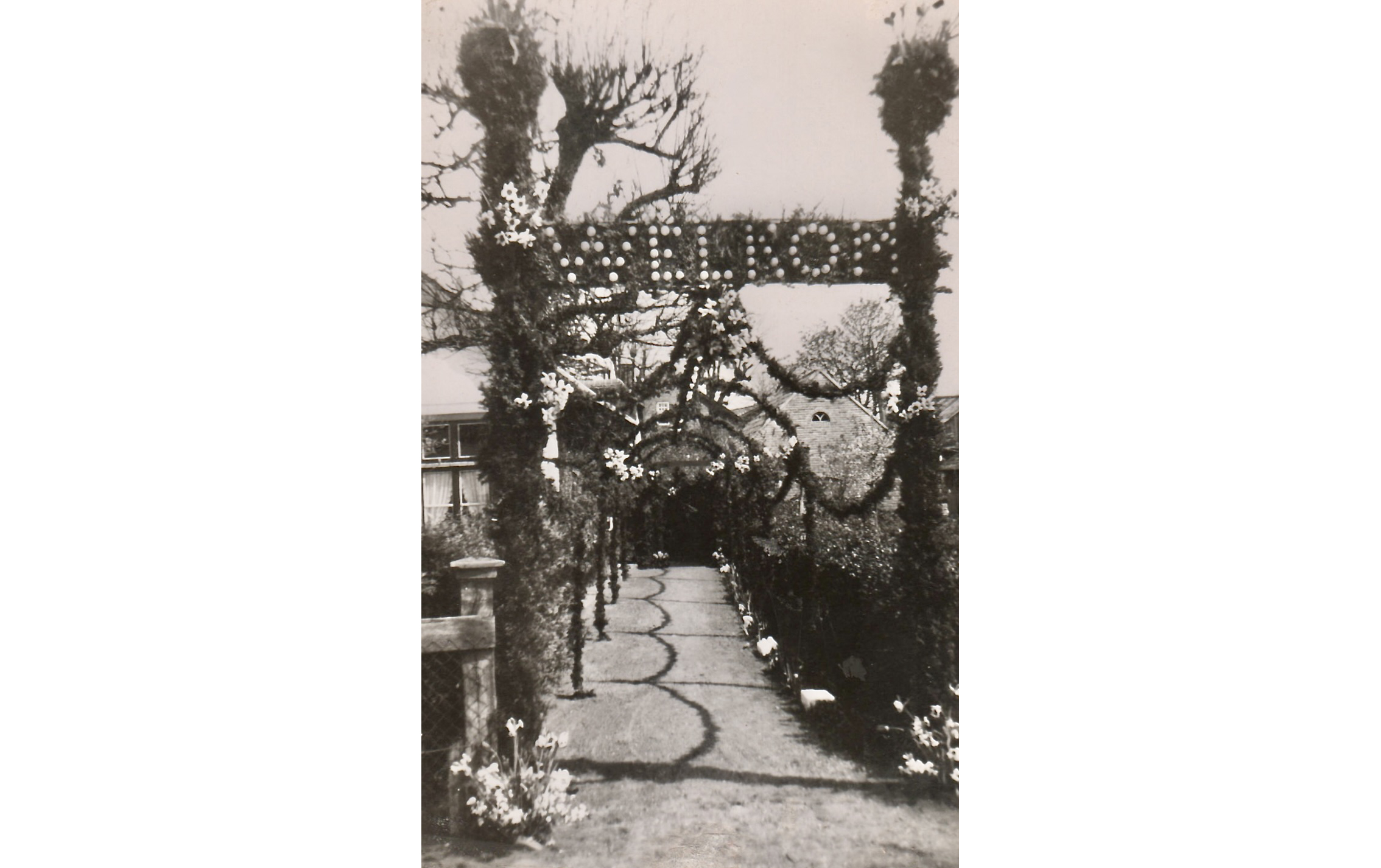 Een ereboog op de Burgemeester Heerschopweg 6 - Hei & wei